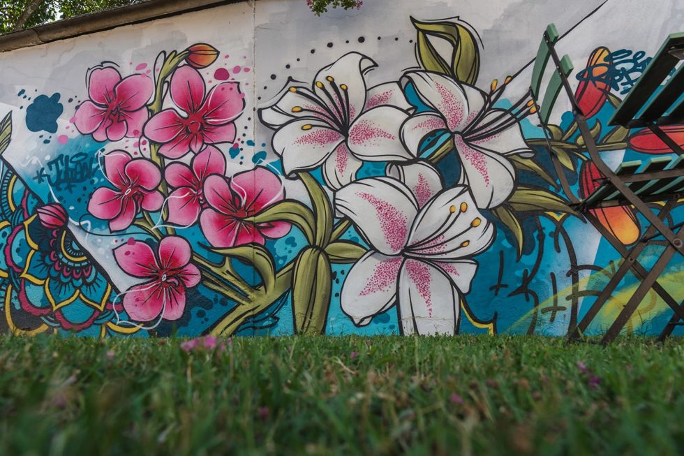 Fresque murale graffiti flower par Pozek Graffiti