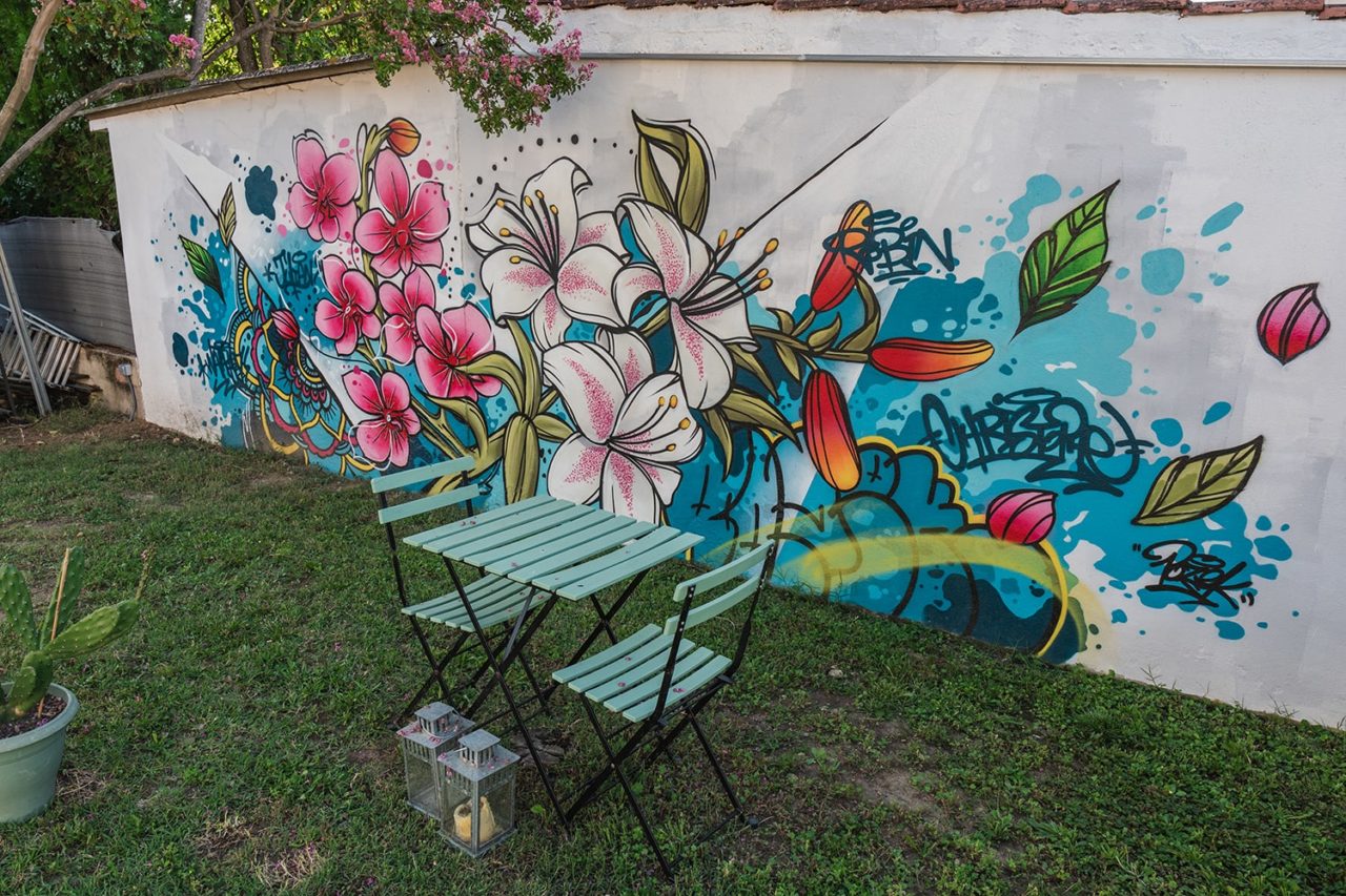 Fresque murale graffiti flower par Pozek Graffiti